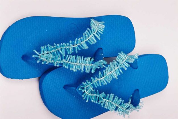 Chinelo Customizado com canutilhos plásticos e missangas - Artesanato ...
